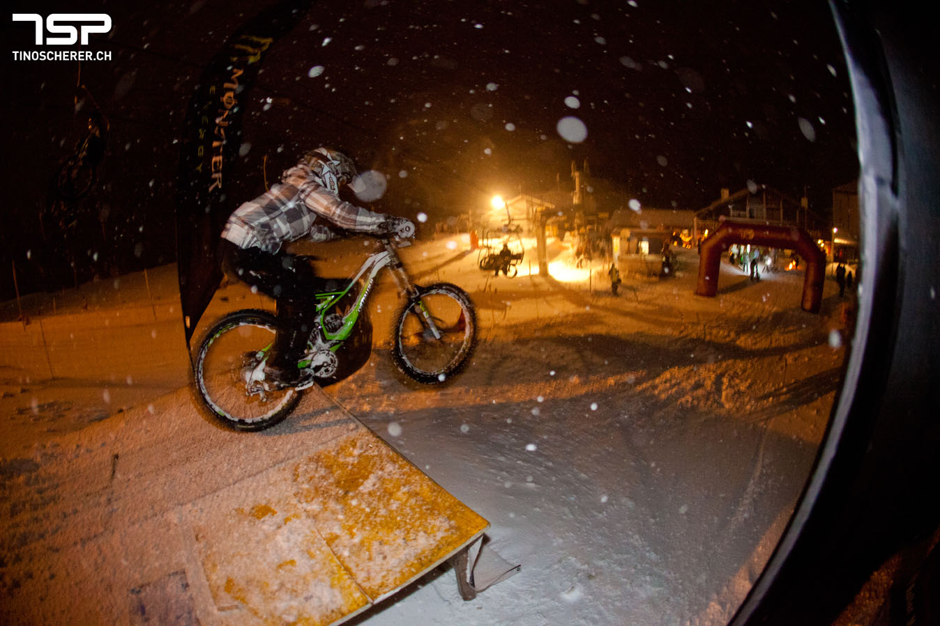 snow-bike-downhill-night-moerlialp-2012-jump – flow zone